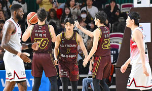 [사진] KBL 신인 최다 3점슛 기록 달성 축하받는 유기상 - OSEN