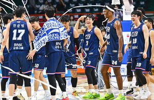 [사진] 승리 기쁨 나누는 부산 KCC 선수들 - OSEN