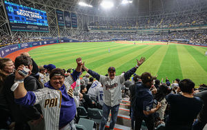 [사진]MLB 개막전 열띤 응원 펼치는 야구팬들 - OSEN