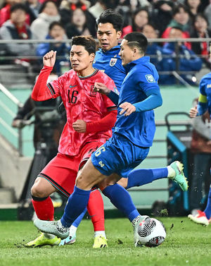 [사진] 파울로 밀려나는 주민규 - OSEN