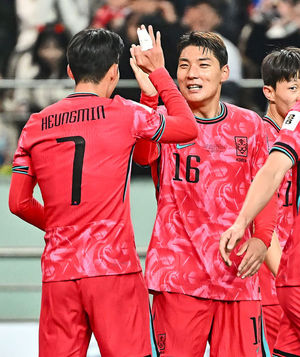 [사진] 주민규, 손흥민 골 환호 - OSEN