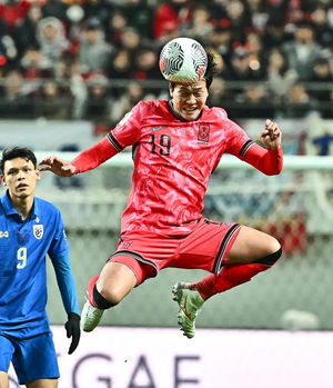 [사진] 헤딩슛 시도하는 김영권 - OSEN