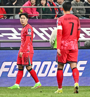 [사진] 손흥민 바라보는 이강인 - OSEN