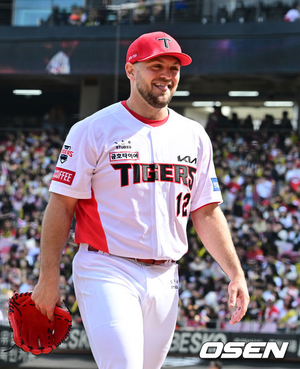 2만명 떼창 응원, 첫 승 축하 물세례, 152km 외인투수는 감동 "가슴이 벅차 올랐다" - OSEN