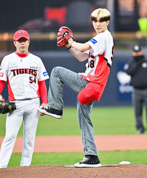 [사진]CIX BX,'대투수 양현종 앞 시구' - OSEN