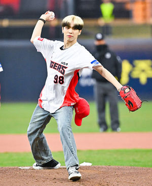 [사진]시구하는 CIX BX,'3대째 KIA 찐팬이에요' - OSEN