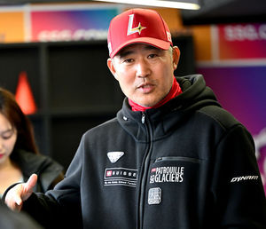 [사진]취재진과 질의응답 갖는 SSG 이숭용 감독 - OSEN