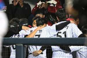 [사진]오스틴 투런포에 환호하는 LG - OSEN