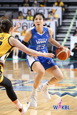 '김단비 21점' 우리은행, KB에 대역전승 거두며 리그 2연패까지 단 1승 남았다 - OSEN