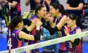 [사진]윌로우와 득점 기뻐하는 김연경 - OSEN