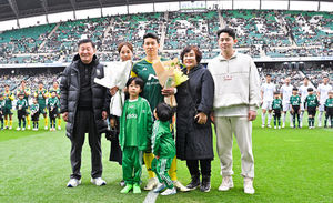 [사진]김태환,'K리그 400경기 출장 기념식' - OSEN