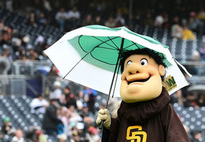 [사진]우산 쓰고 관중 맞이하는 SD 마스코트 스윙잉 프라이어 - OSEN