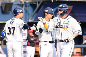 [사진]두산 김민혁, '추격의 투런포 손맛' - OSEN