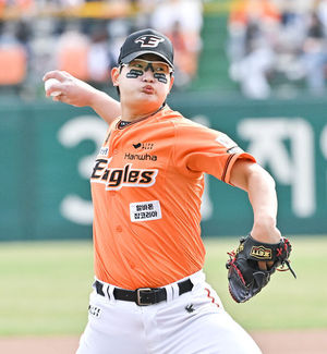 황준서 데뷔승 거둔 날, 김서현도 154km 퍼펙트…1위 한화는 밥 안 먹어도 배부르다 - OSEN