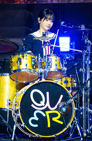 [사진]QWER 쵸단,'러블리한 드럼 연주' - OSEN