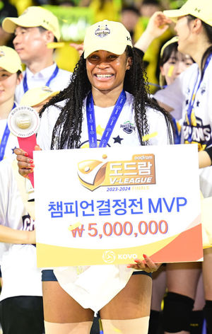 [사진]모마,'챔피언결정전 MVP' - OSEN