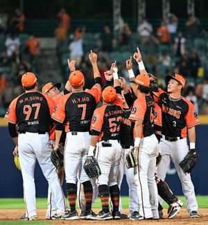 [사진]기분 좋은 승리 세리머니 펼치는 CPBL 퉁이 라이온스 - OSEN