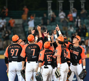 [사진]CPBL 퉁이 라이온스, '11-3 대승 기쁨 나누며' - OSEN