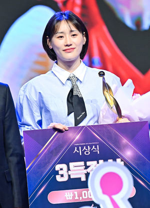 [사진]3점상 수상한 KB 강이슬 - OSEN