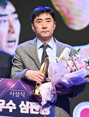 [사진]2024 WKBL 최우수 심판상 류상호 심판 - OSEN