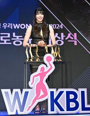 [사진]WKBL 최초 8관왕 박지수,'상 복 터졌어요' - OSEN