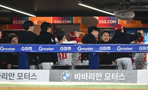 [사진]에레디아 선제 투런포에 환호하는 SSG - OSEN