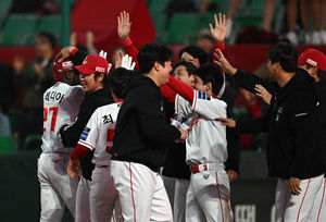 [사진]끝내기 사구에 환호하는 SSG - OSEN