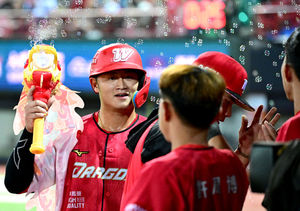 [사진]비눗방울 세리머니 펼치는 CPBL 웨이취안 쟝샤오홍 - OSEN