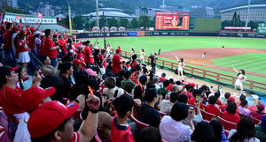 [사진]치어리더 응원과 함께 경기 즐기는 CPBL 팬들 - OSEN