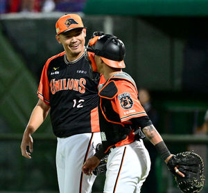 [사진]CPBL 퉁이 천윈원, '세이브 미소 활짝' - OSEN