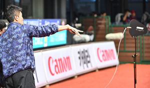 [사진] ABS 안테나 경기장 쪽으로 당긴 한용덕 감독관 - OSEN