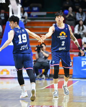 '슈퍼팀' KCC, SK 무너트리면서 4강 PO행...2쿼터 역대 최다 40점 폭발 - OSEN