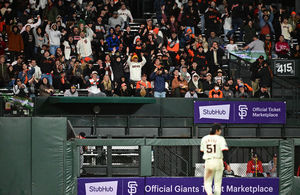 [사진]이정후 호수비에 환호하는 SF팬들 - OSEN