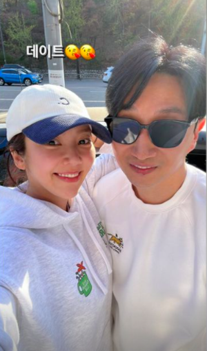 손담비, 덥다면서..♥이규혁과 ‘초밀착’ 스킨십으로 달달 데이트 - OSEN