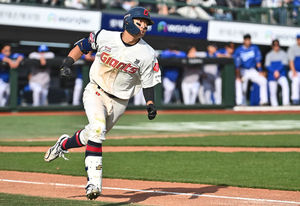 [사진] 1타점 적시타 김민석 - OSEN