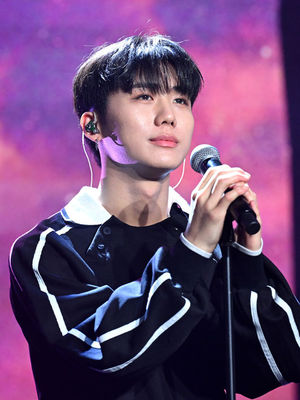 [사진]DKZ 종형,'팬들에게 전하는 노래' - OSEN