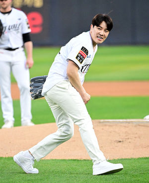 [사진]시구하는 DK - OSEN