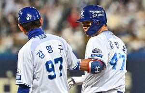 [사진] 2000안타 축하받는 강민호 - OSEN