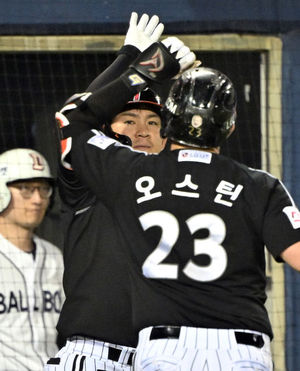 [사진]솔로포 오스틴 맞이하는 오지환, '오씨 가문 잘한다' - OSEN