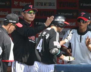 [사진]신민재 희생타로 한 점 더 달아나는 LG - OSEN