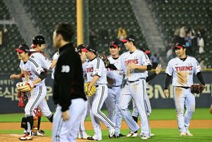 [사진]롯데 상대로 7-2 승리 기뻐하는 LG - OSEN