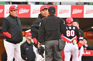 [사진]이범호 감독,'ABS 태블릿 분명히 볼이었어요' - OSEN