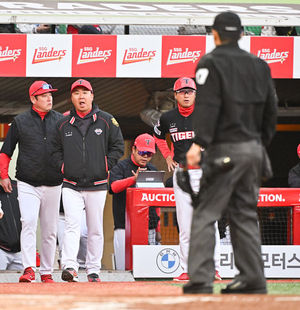 [사진]ABS 태블릿 확인 후 항의하는 이범호 감독 - OSEN