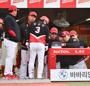 [사진]ABS 태블릿 확인하는 KIA 선수단 - OSEN