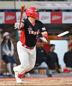 [사진]통산 2번째 4000루타 달성하는 최형우 - OSEN