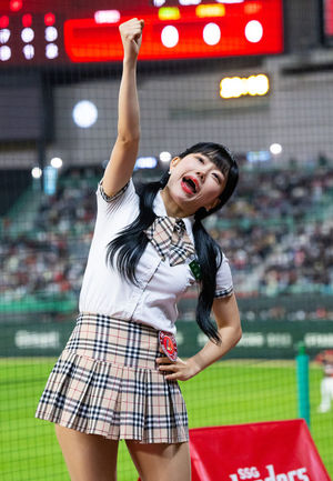 [사진]SSG 조다정 치어리더,'힘차게 응원해요' - OSEN