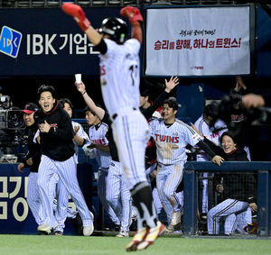 [사진]안익훈 끝내기 희생플라이에 환호하는 LG - OSEN