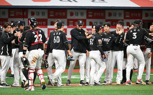 [사진]승리의 기쁨 나누는 KT - OSEN