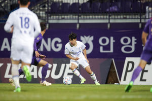 '지지대 더비가 돌아온다' 무패 안양 vs 3연승 수원 빅뱅...K리그2 선두의 주인공은? - OSEN