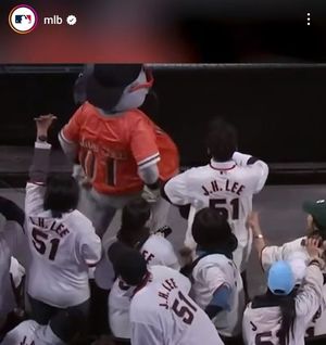 SF 마스코트와 함께 오라클 파크를 지배한 이정후 팬클럽 - OSEN